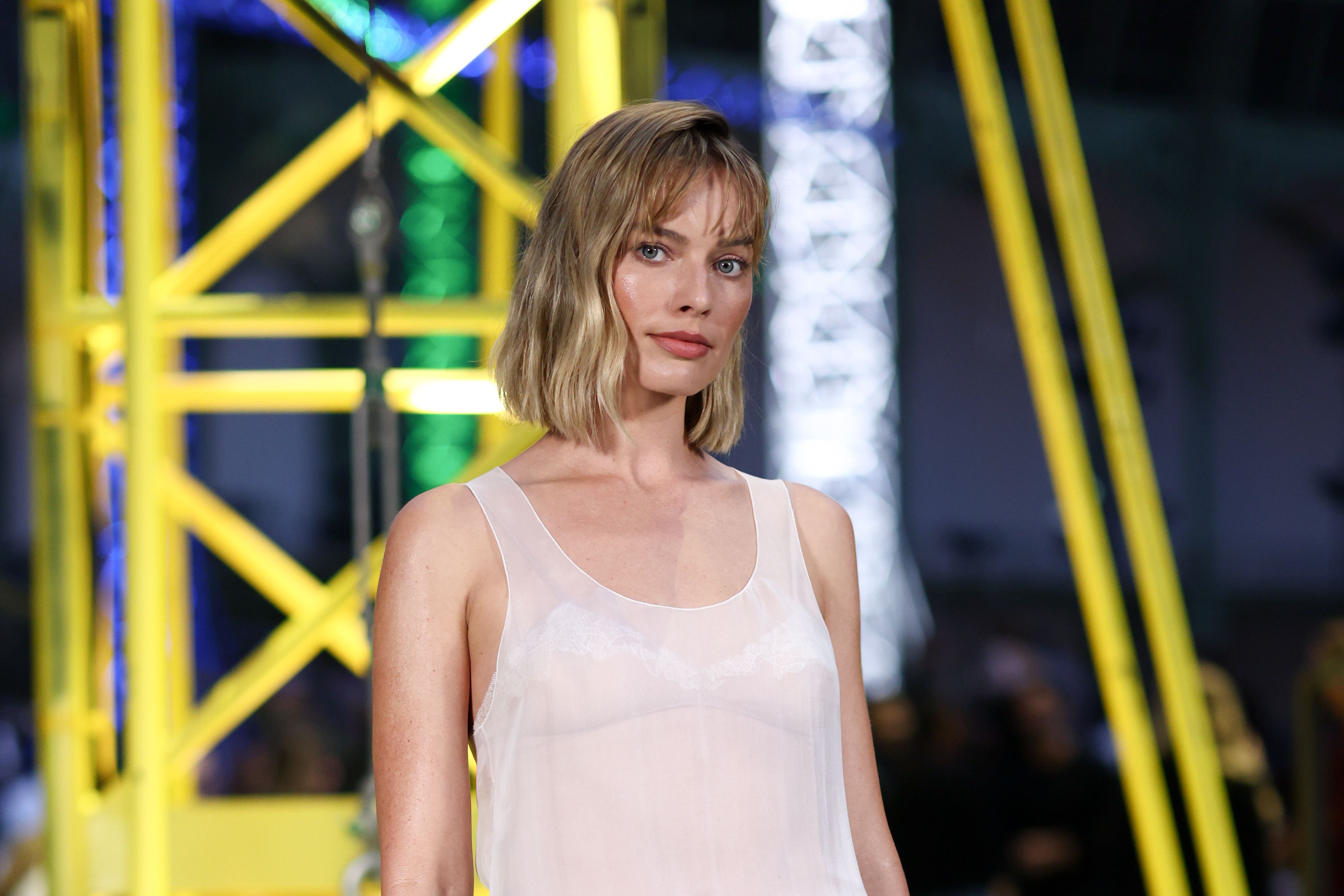 Margot Robbie stuns with daring new haircut at Paris Fashion Week show ...