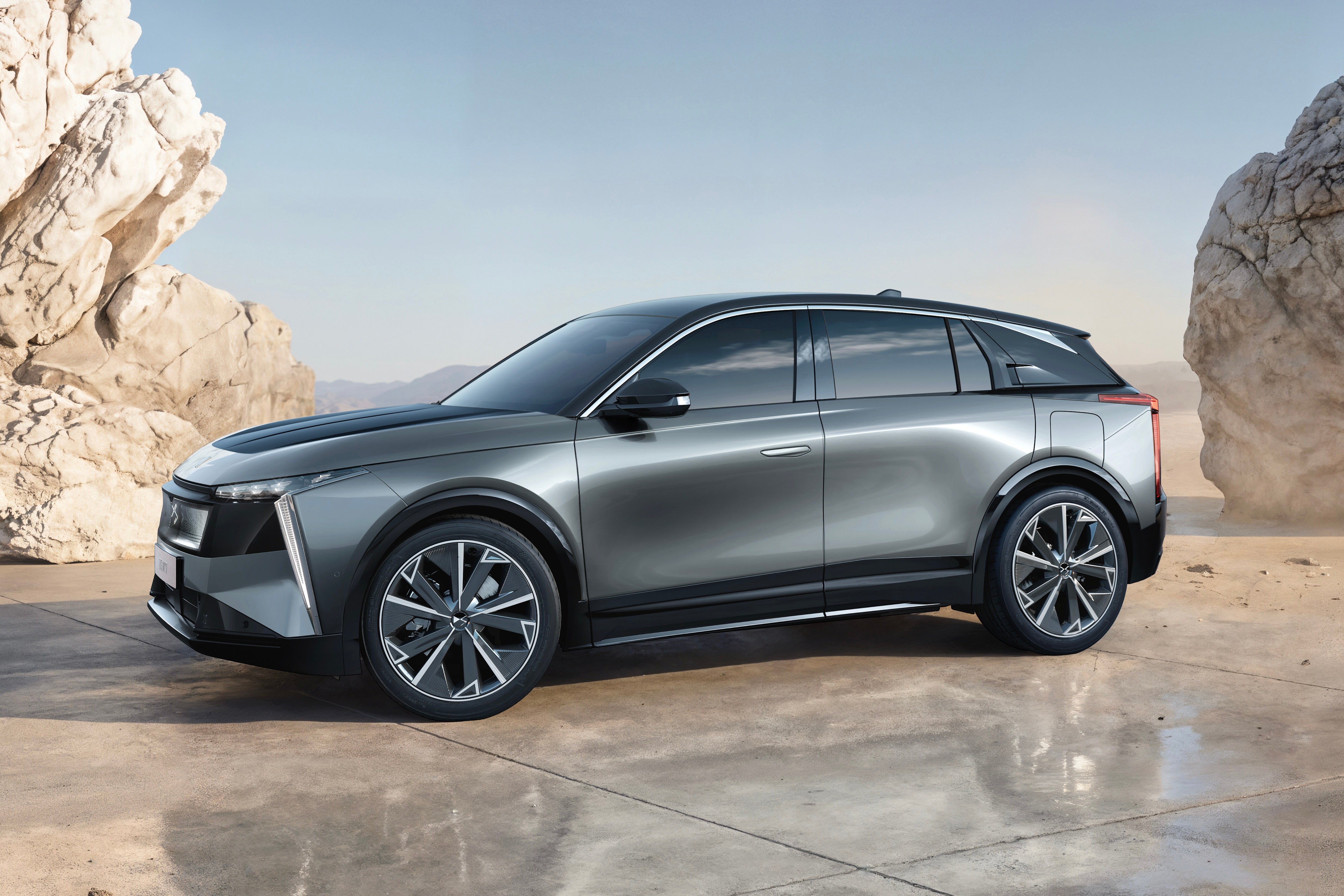 DS No7 arrives with up to 460-mile range as posh French brand reinvents ...