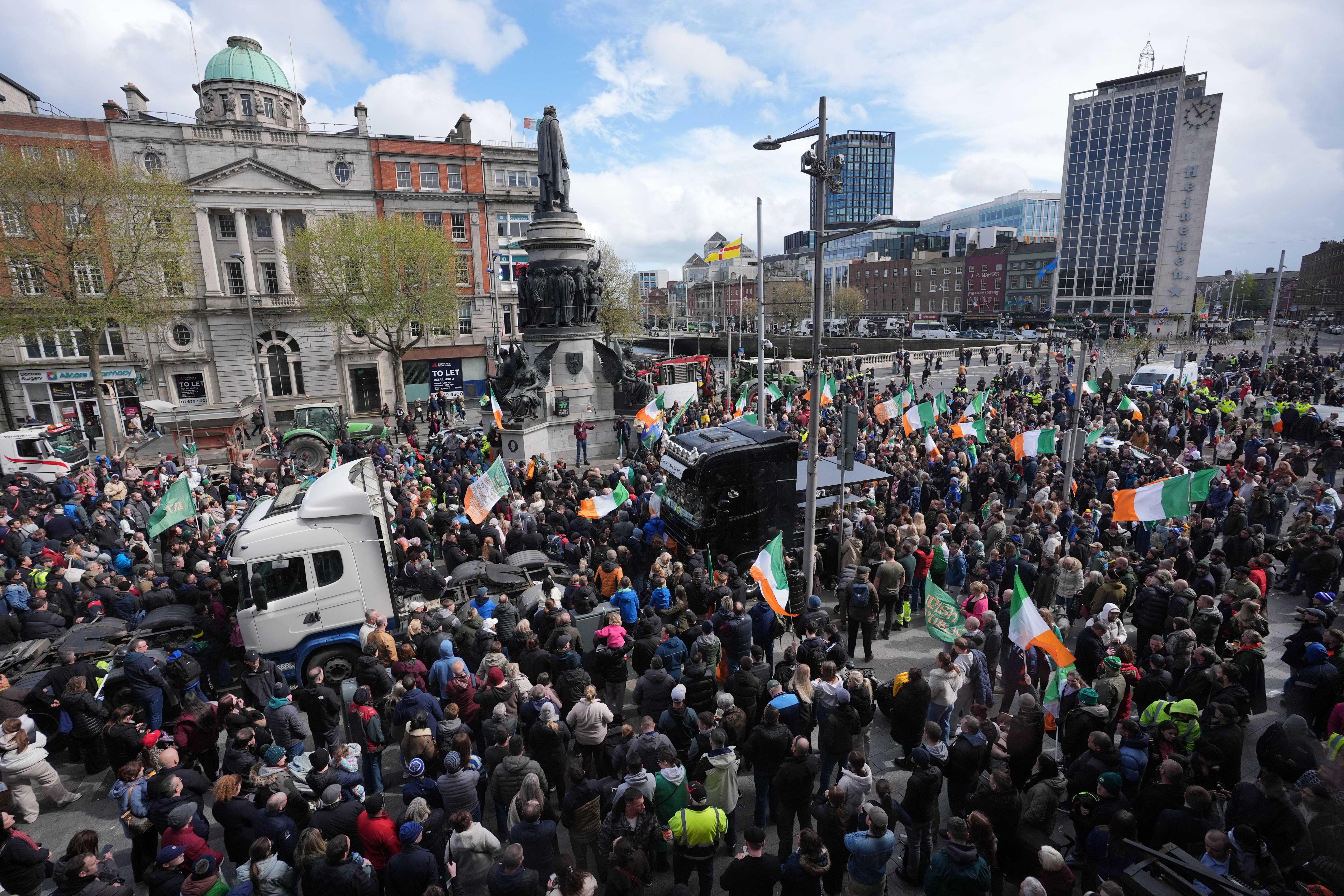 Dublin fuel protesters ‘ambushed’ by police as government plans end to ...