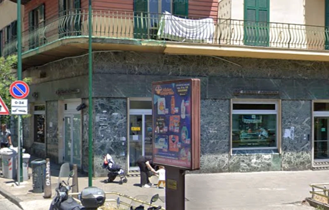 Armed robbers hold 25 people hostage in Naples bank heist before ...