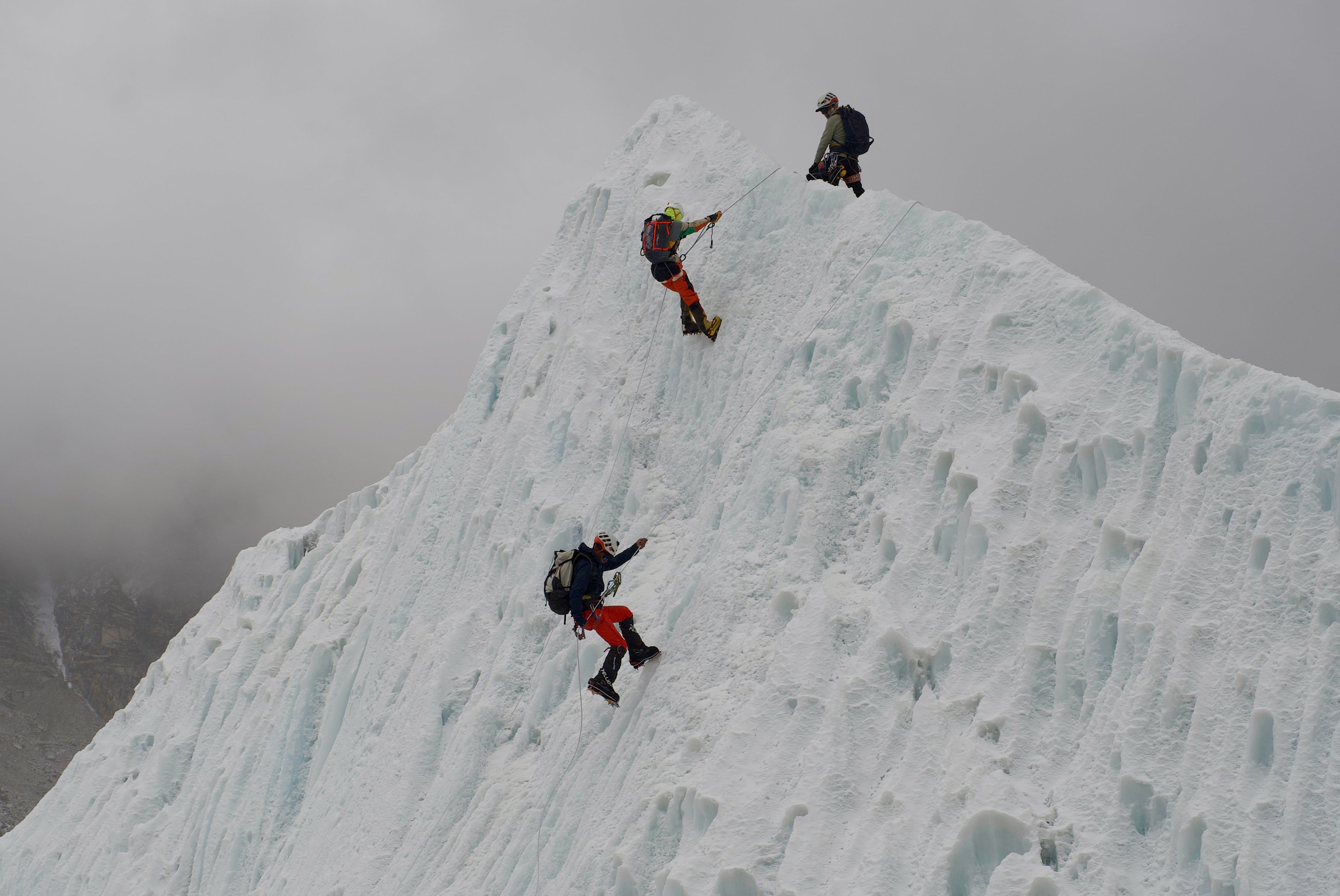 Hundreds of climbers attempting to scale Mount Everest despite unstable ...