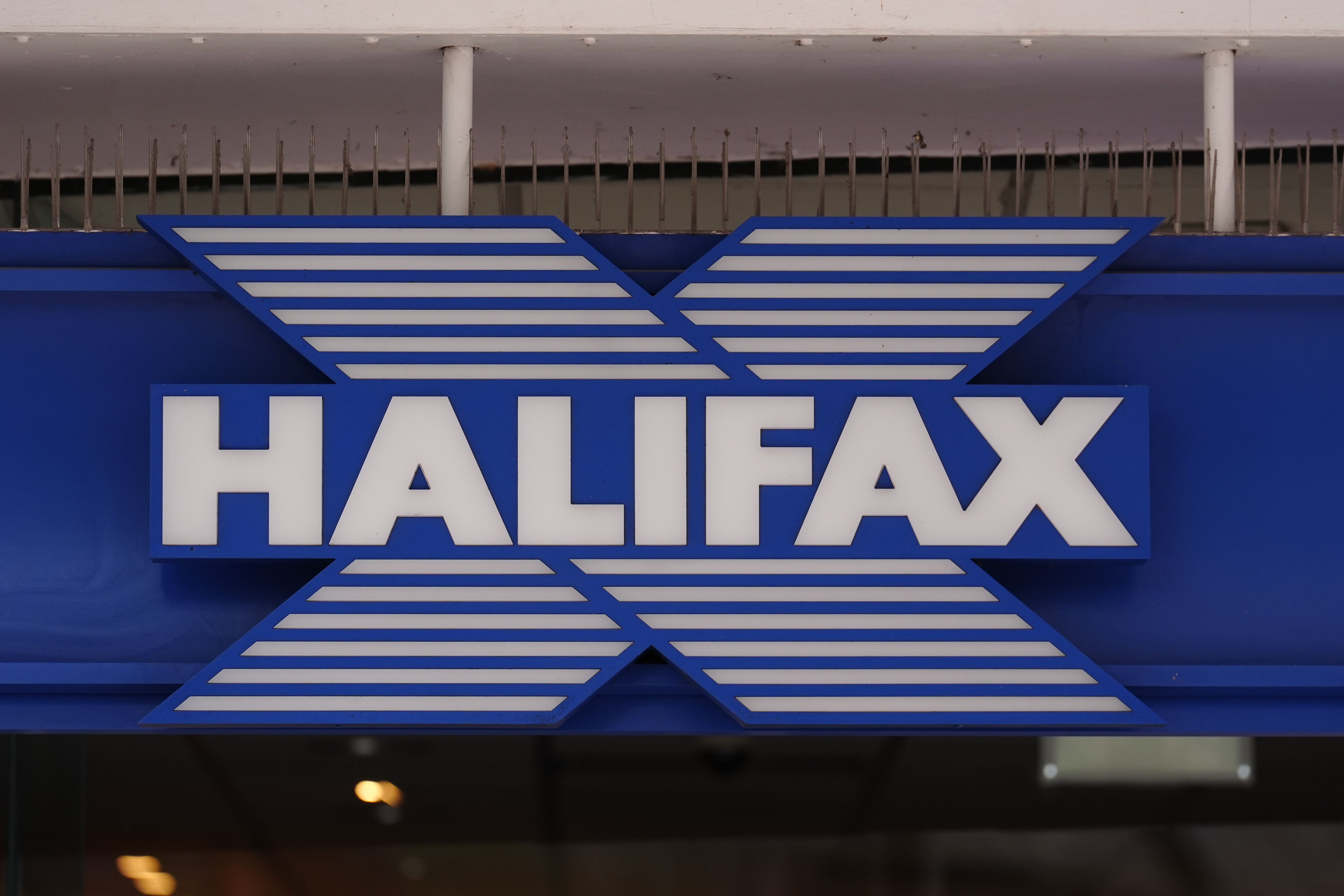 Halifax, Lloyds and Bank of Scotland apps down as users report issues ...
