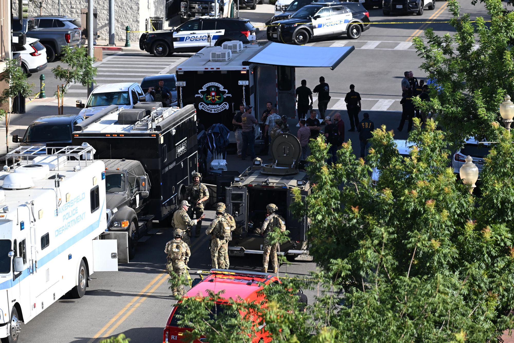 Chase bank hostage situation: Suspect shot and killed by FBI | The ...