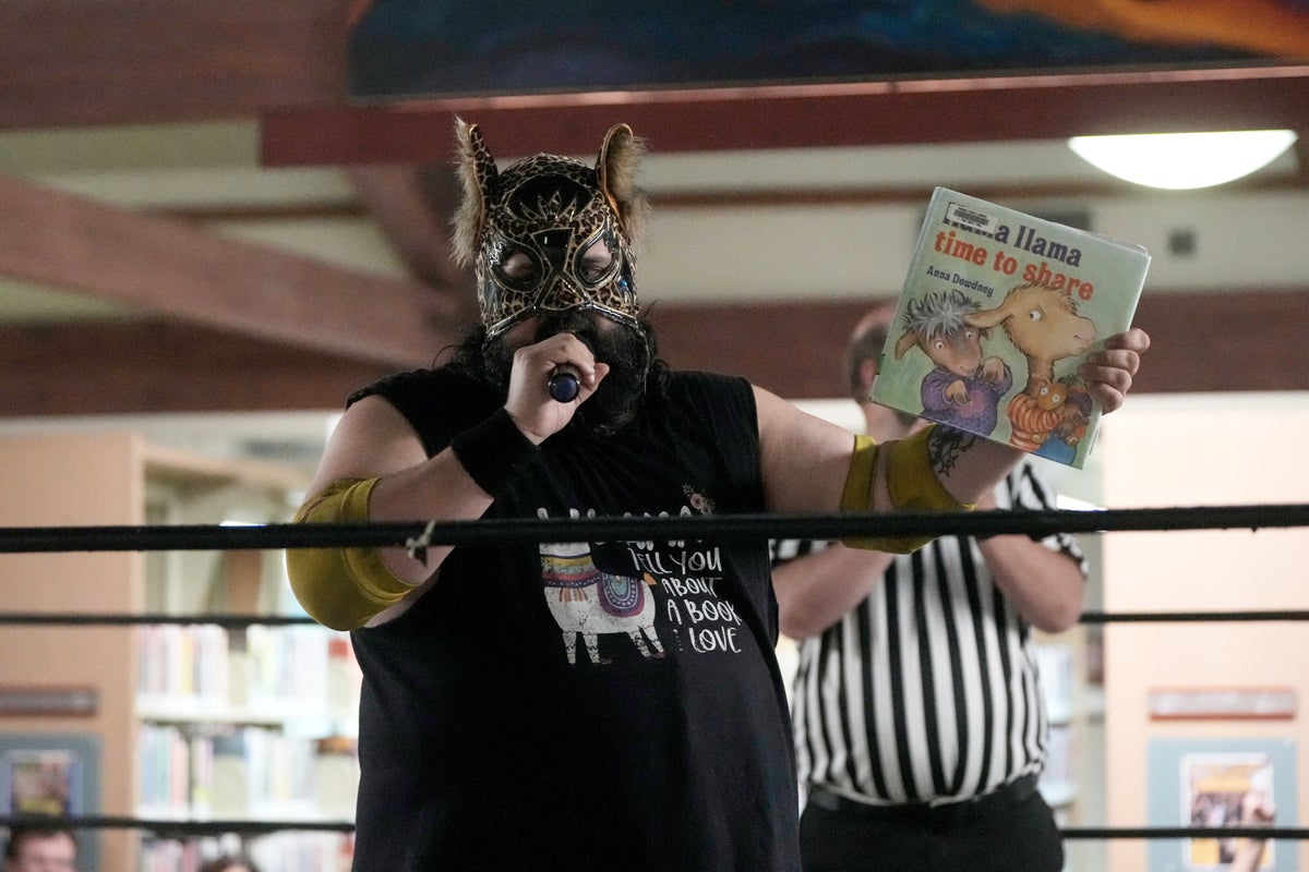 Wrestling matches provide an action-packed story time at US libraries ...