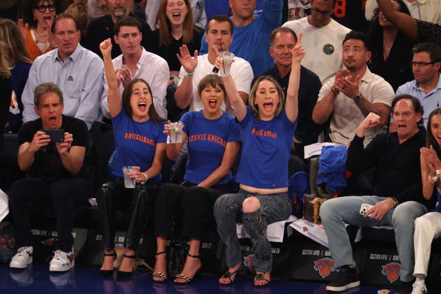 Taylor Swift courtside in “Stevie Knicks” shirt as MSG wedding buzz ...