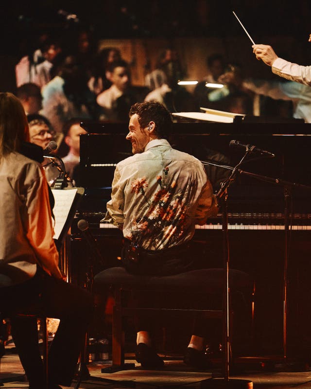 Harry Styles gets standing ovation after ‘stunning’ Simon & Garfunkel ...