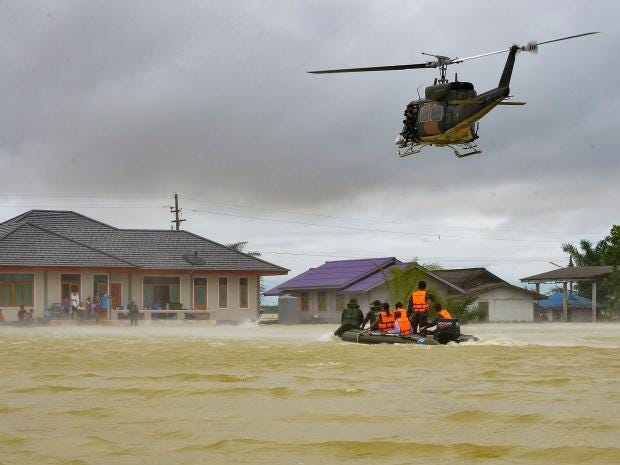 Thailand floods kill at least 25 people and causes traffic jams 125 ...