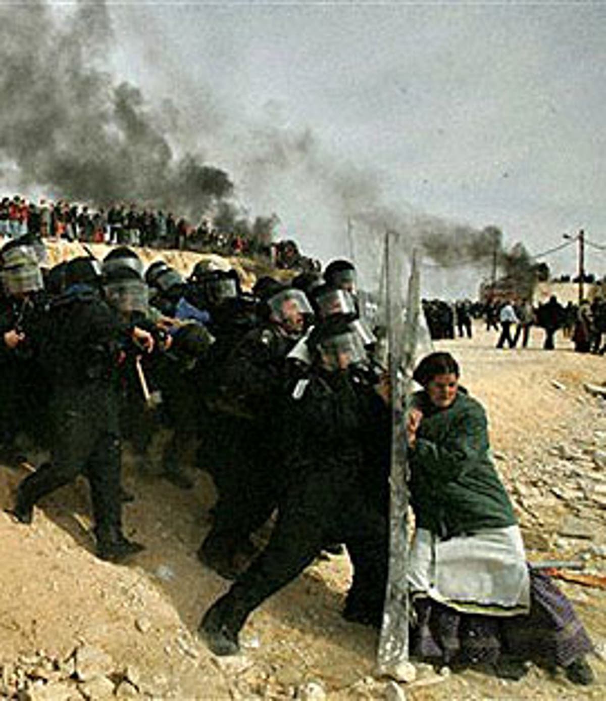 Riot gear troops clash with Israeli settlers | The Independent | The ...