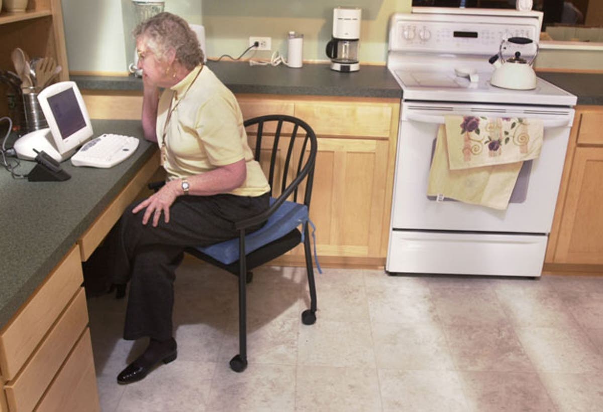 Two out of five office staff working in inappropriate home environment ...