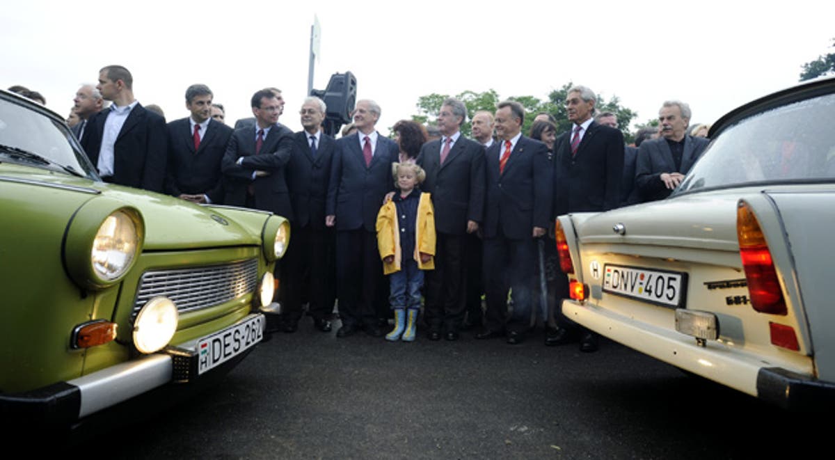 Trabant parade remembers the first crack in Berlin Wall | The ...