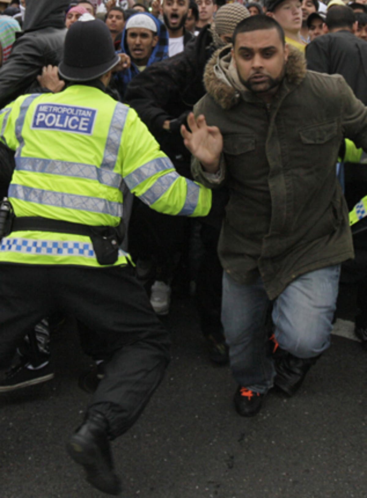 Riot police called in as demonstrators clash at anti-Muslim protest ...
