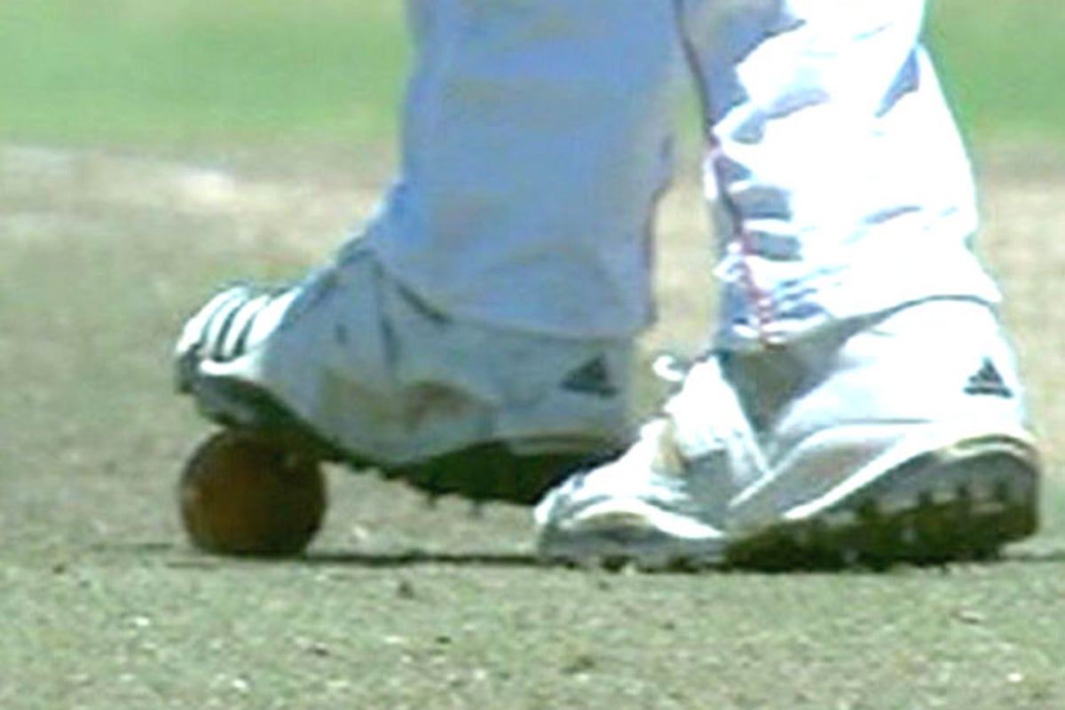 Broad at centre of tension over ball tampering | The Independent | The ...