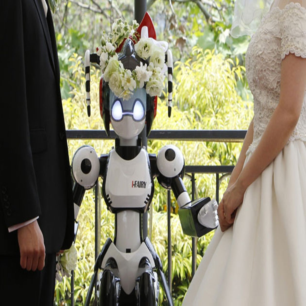 Robot wedding | Beachweddingtips.com