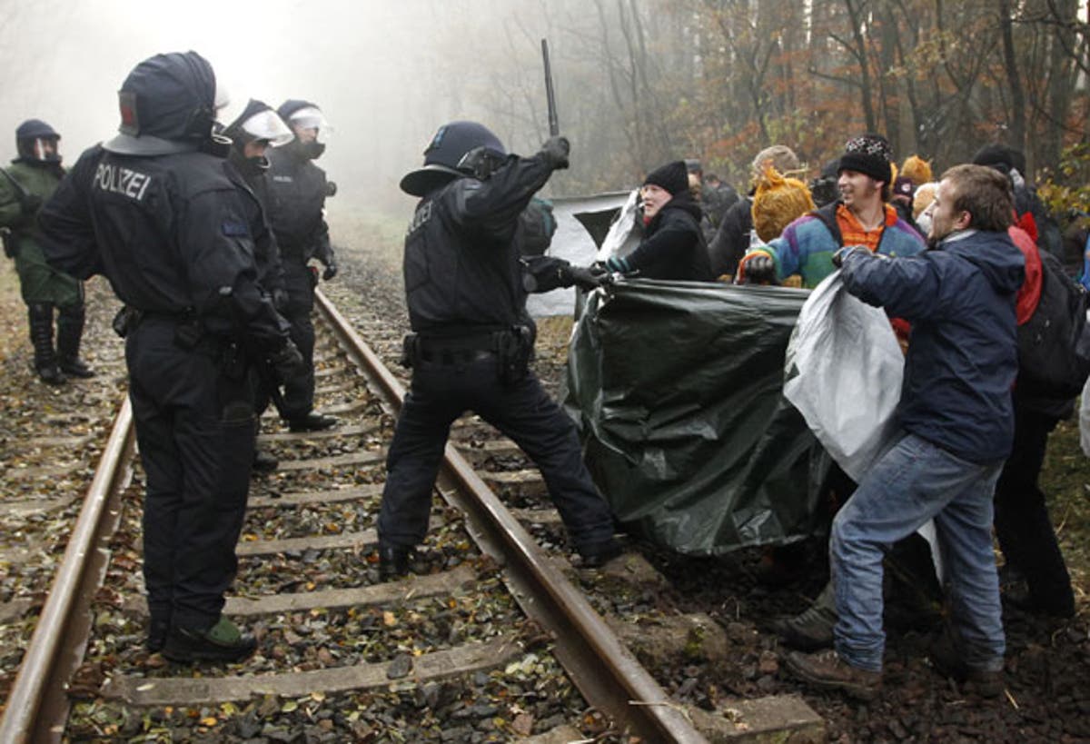 German police battle nuclear train protesters | The Independent | The ...