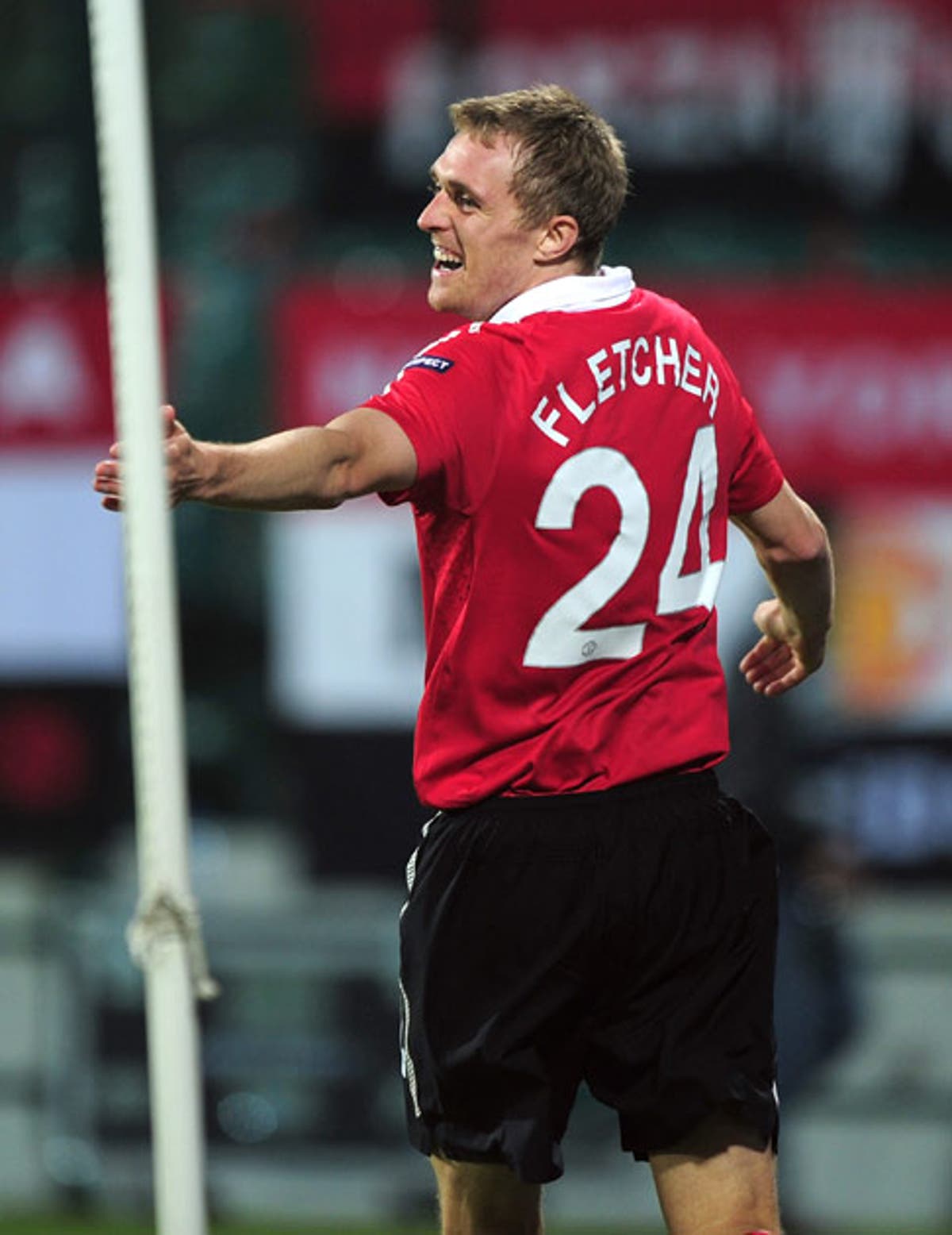 Darren Fletcher signs new Manchester United deal | The Independent ...