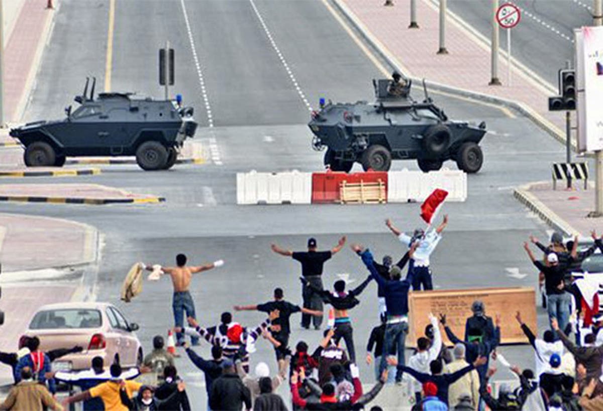 Bahrain protesters driven out of Pearl Square by tanks and tear gas ...