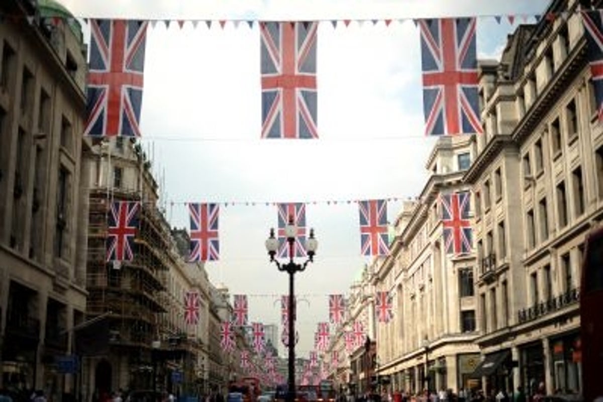 London-bound tourists set to stay longer and pay more this weekend ...