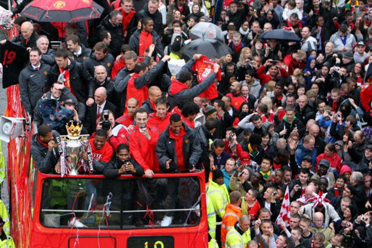 Manchester United fans brave rain for parade | The Independent | The ...