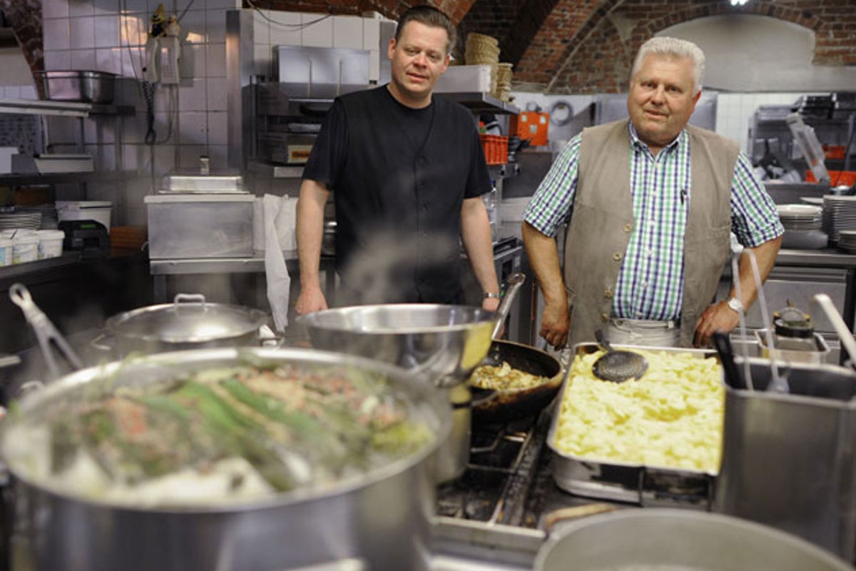 Officials investigate restaurant where 18 E.coli victims dined | The ...