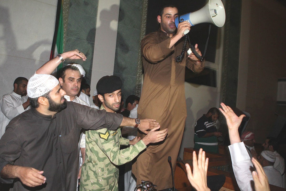Kuwait parliament stormed by crowd demanding new leader | The ...