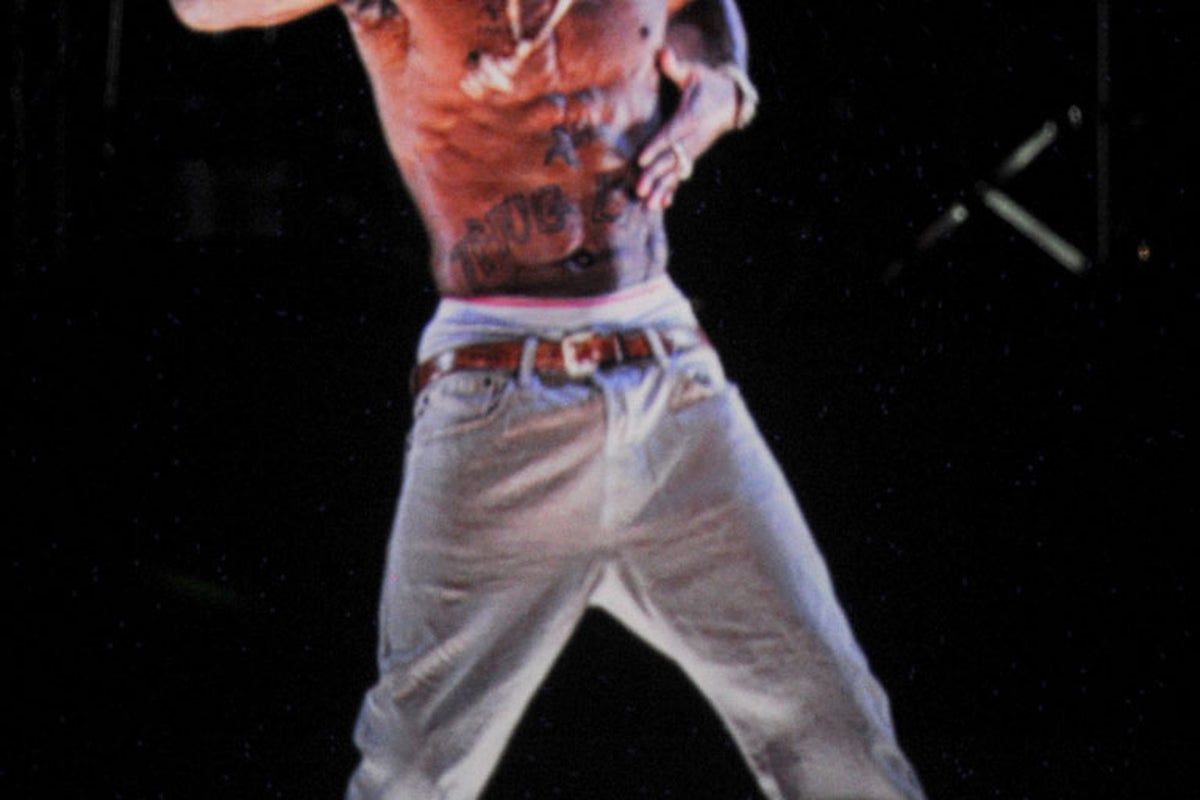 Holographic Tupac Shakur performs on stage with Snoop Dogg | The ...