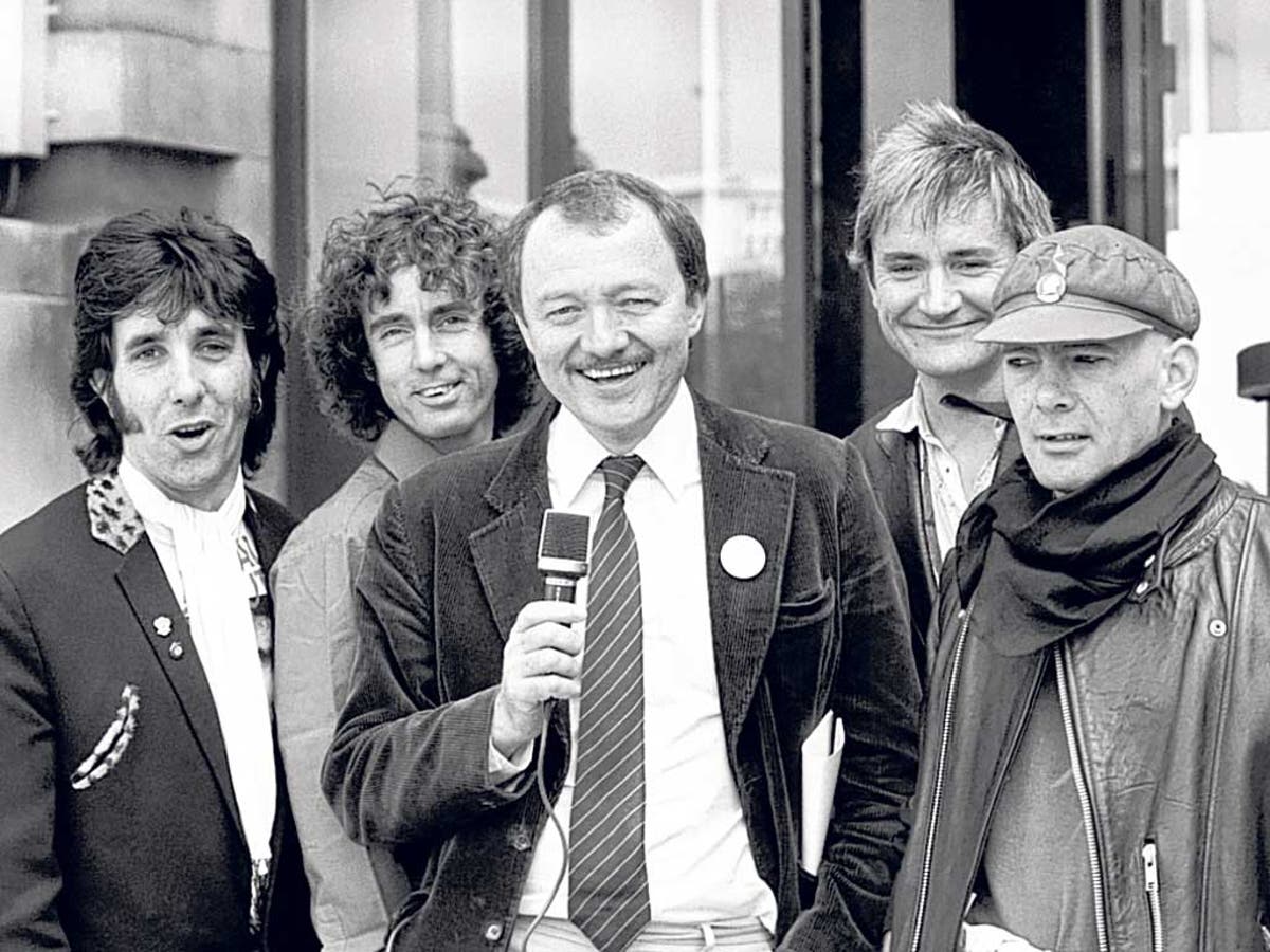 Brian Hibbard: Singer and actor who formed the Flying Pickets | The ...