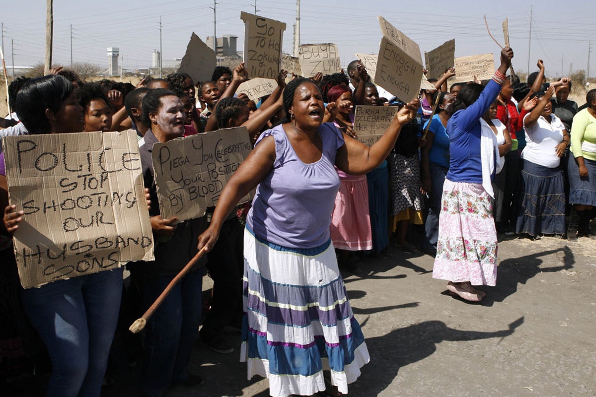 Zuma rushes to scene of massacre as dead miners' widows rage | The ...