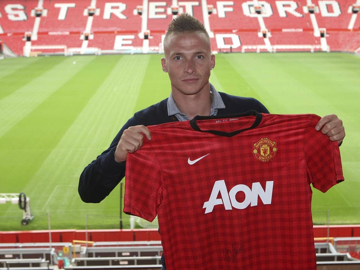 Manchester United sign Netherlands international Alexander Buttner for ...