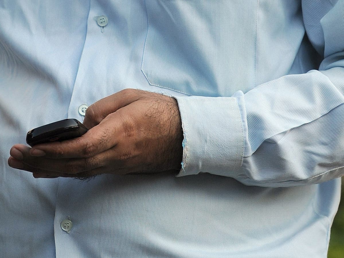 FBI says it can use fake phone masts to listen in on phone calls ...