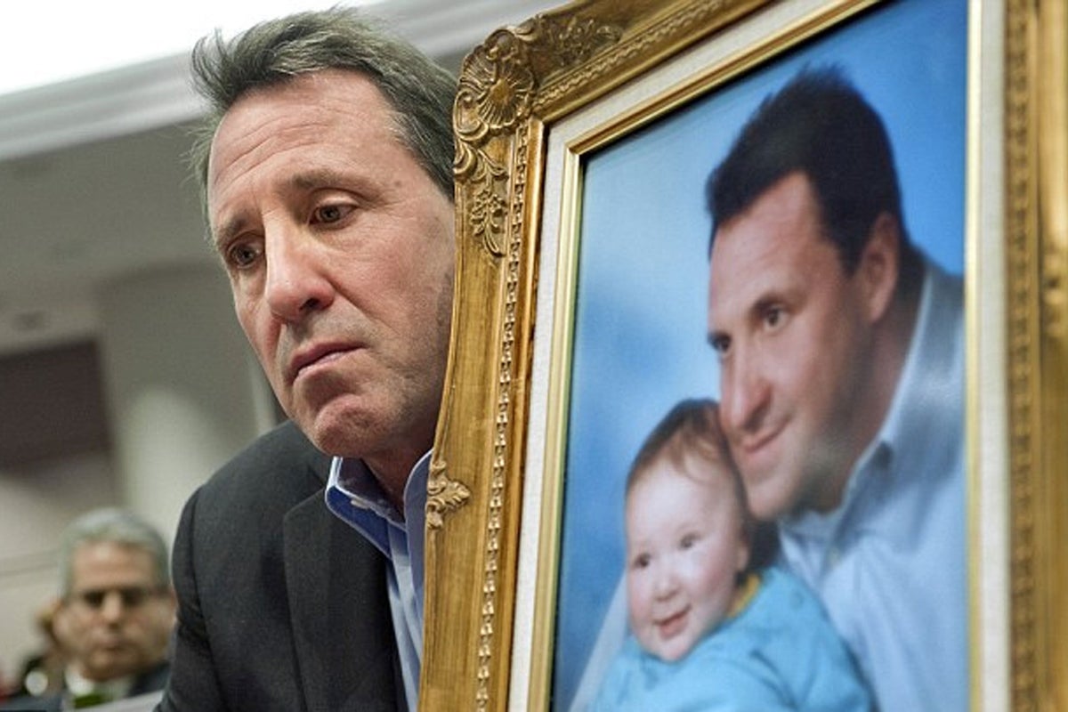 Father of six-year-old boy killed in Sandy Hook massacre heckled by pro ...