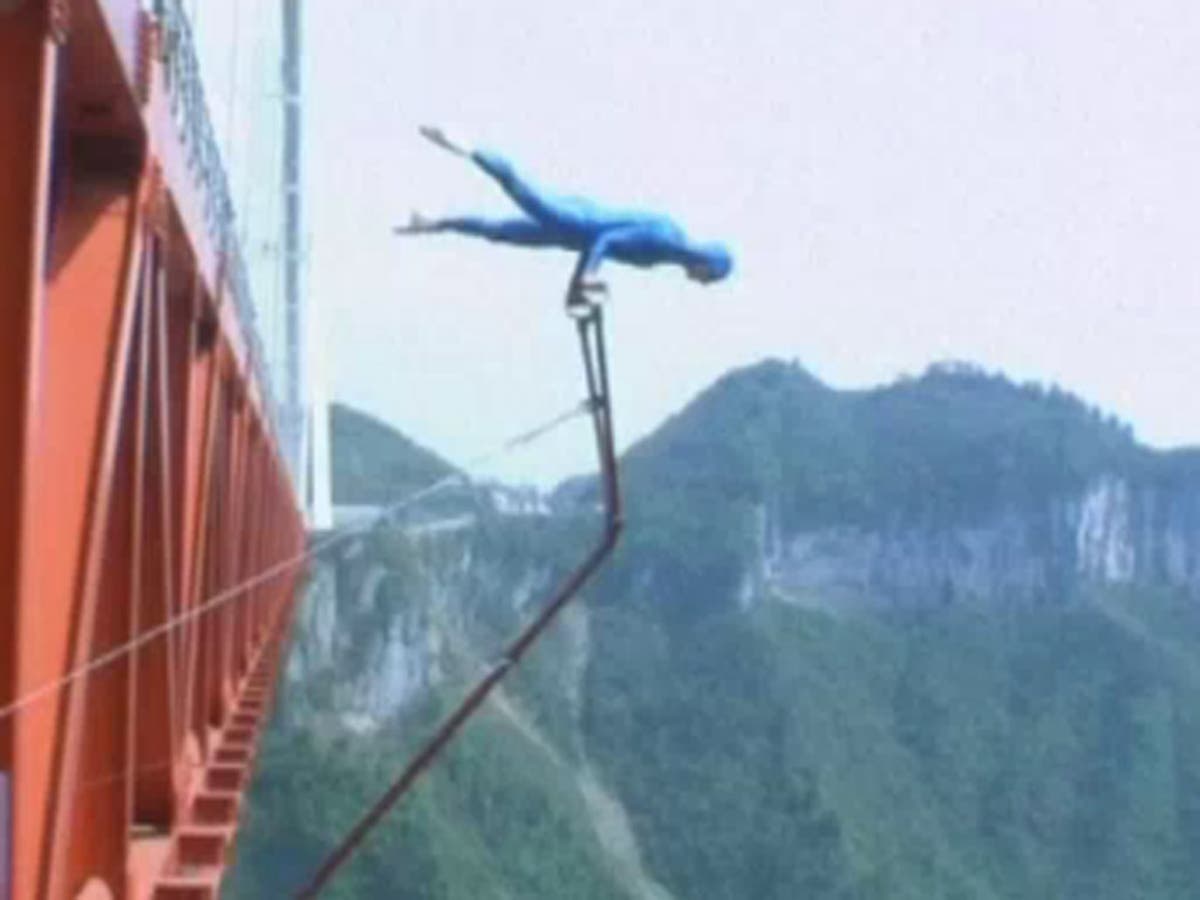 Video: Daredevil acrobat performs death-defying stunts on Aizhai Bridge ...