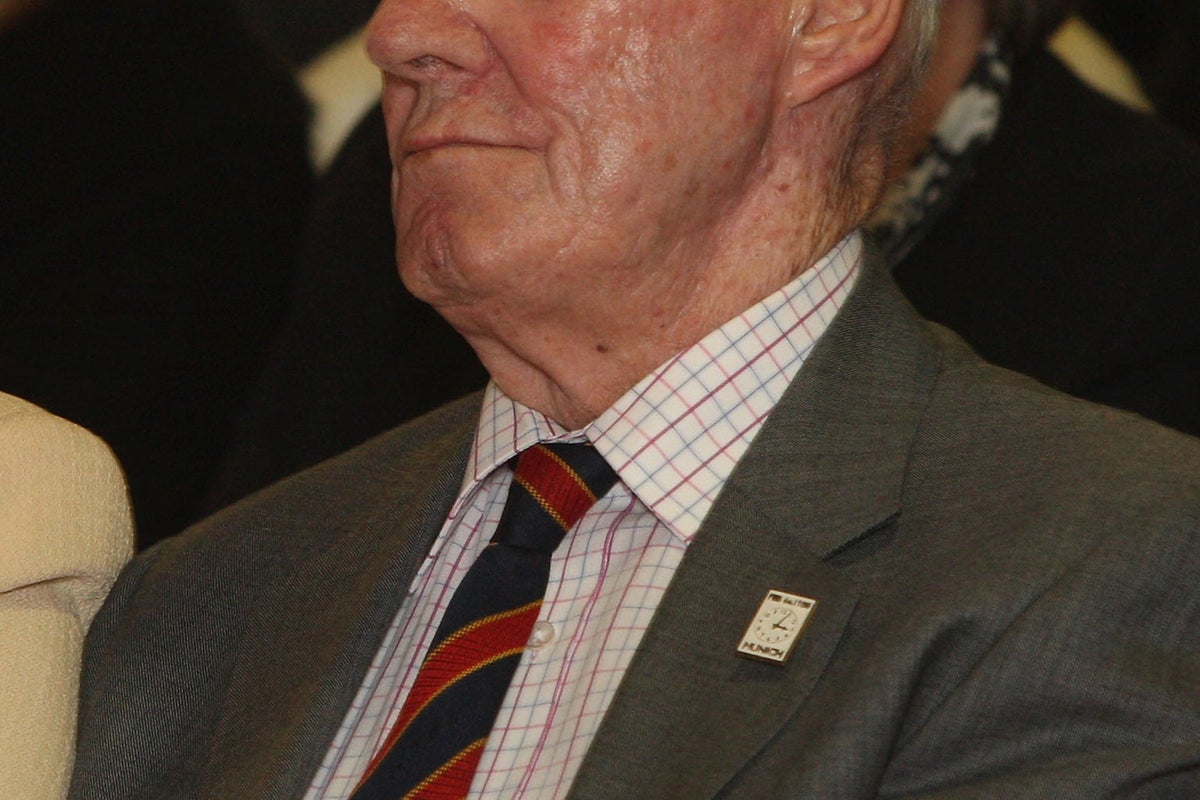 Manchester United confirm death of former player Jack Crompton | The ...