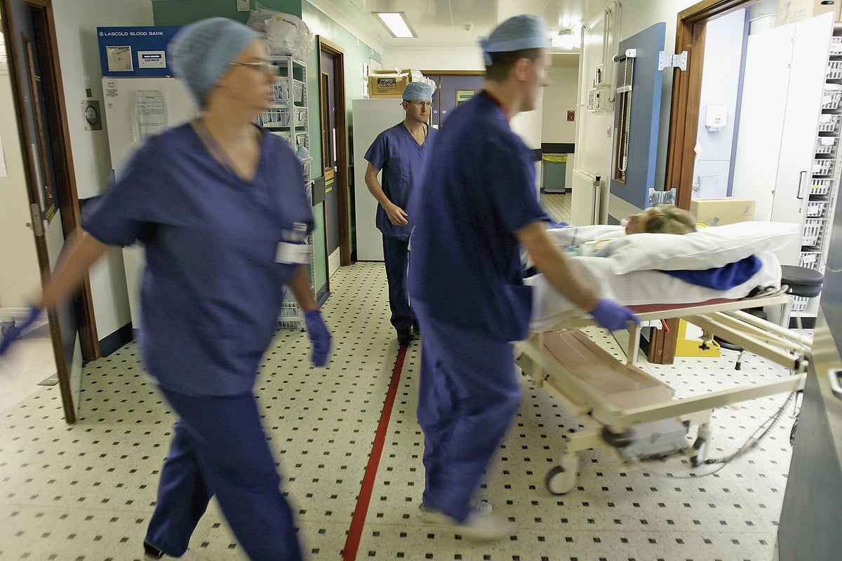 Have senior doctors work at weekends or face huge fines, hospitals told ...