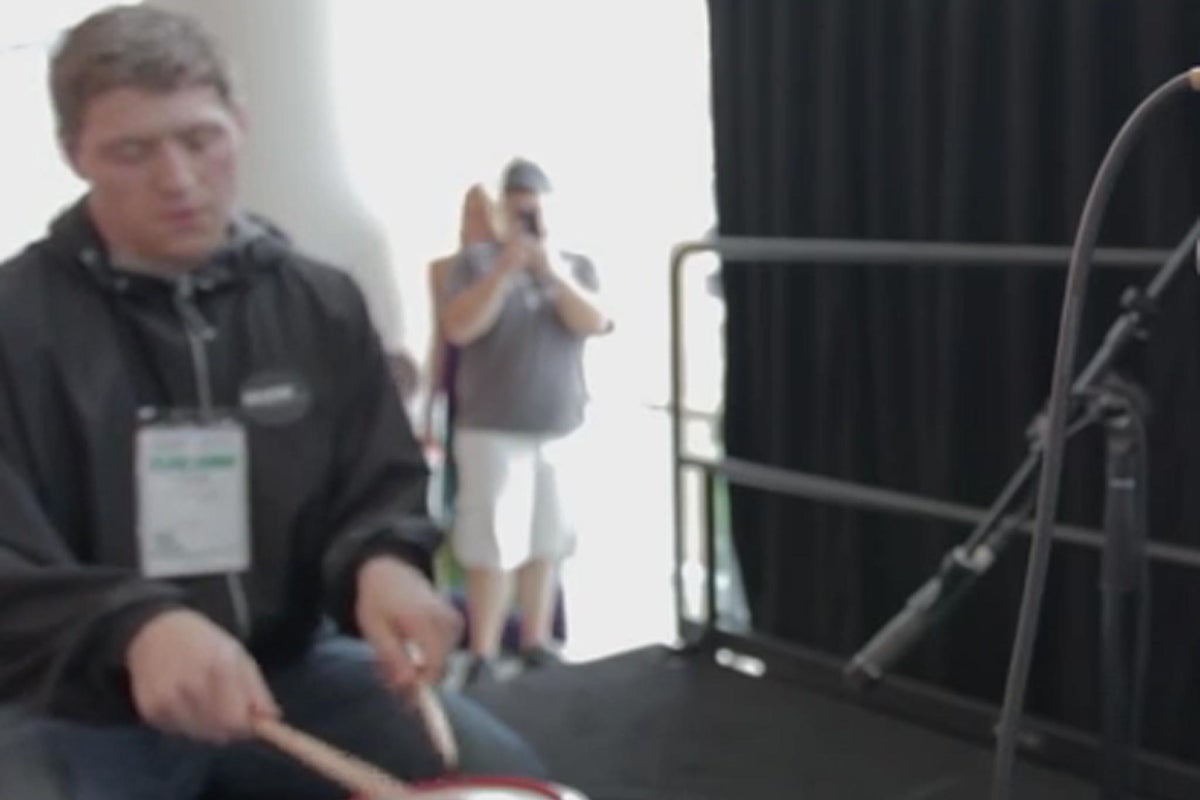 Video: Man smashes record for world's fastest drummer with 1208 beats ...