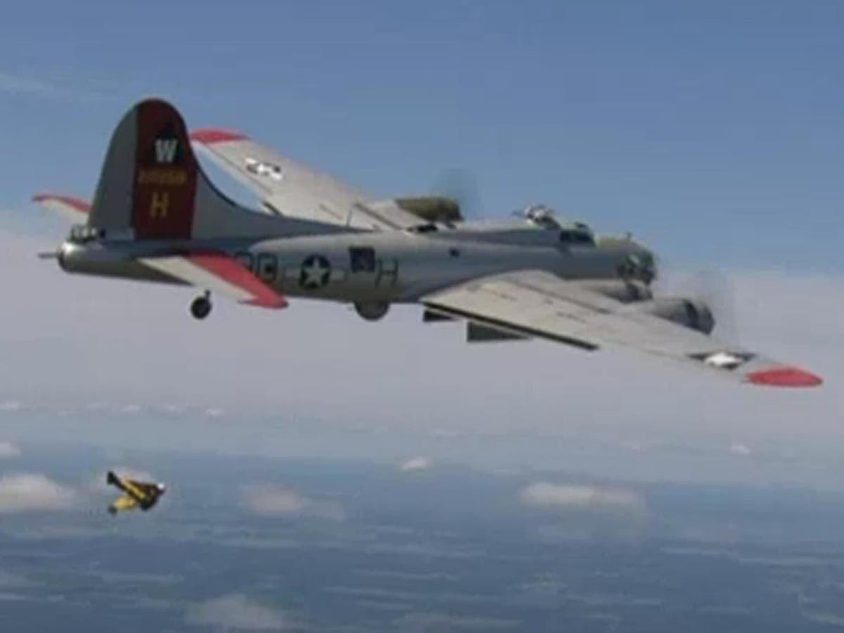 Video: Daredevil flies alongside plane wearing jet pack | The ...