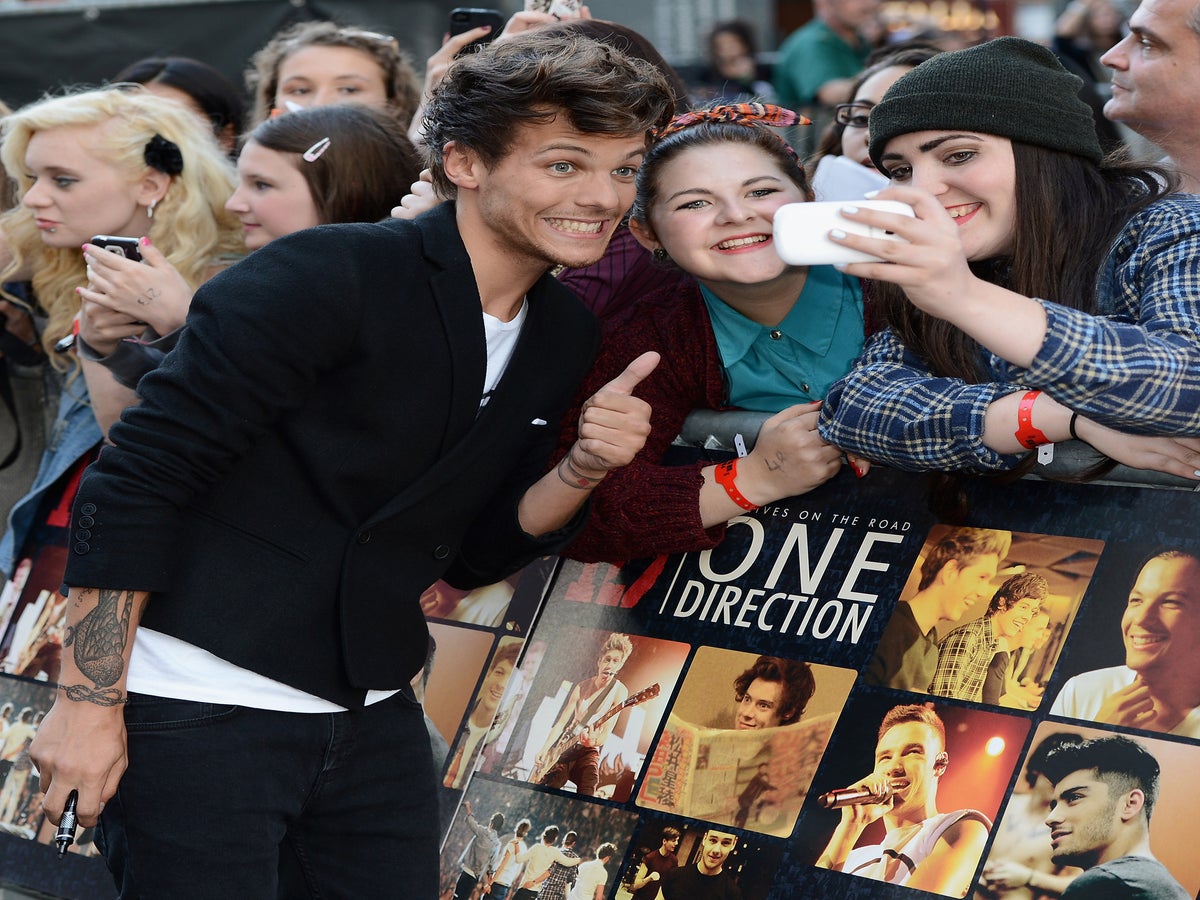 Louis Tomlinson Smiling At The Ground