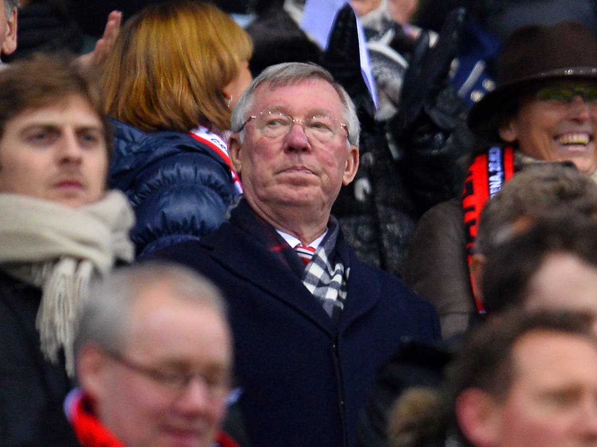 Sir Alex Ferguson makes impromptu visit to Manchester United dressing ...