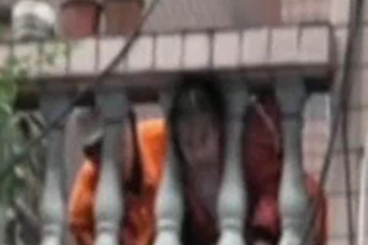 Video: Girl in China gets her head stuck in between railings | The ...