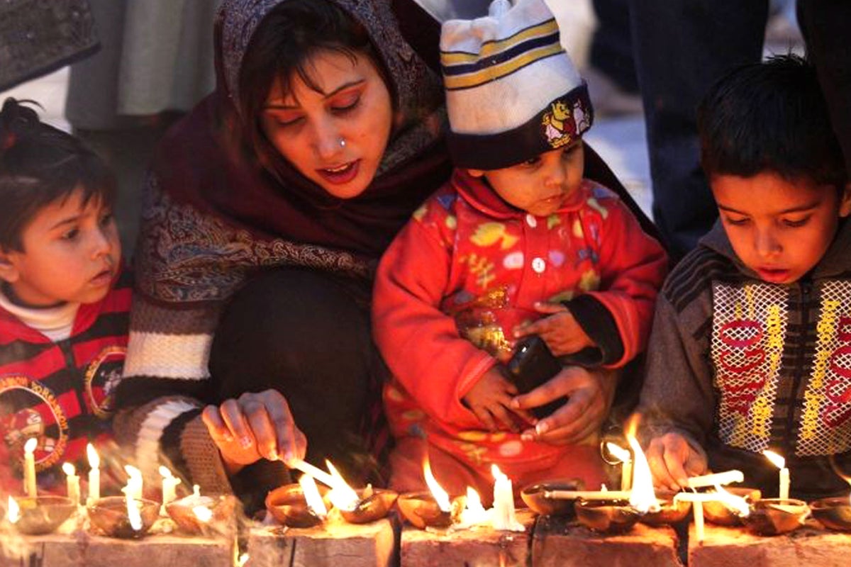 Pakistani Muslim devotees mark the 369th death anniversary of the saint ...