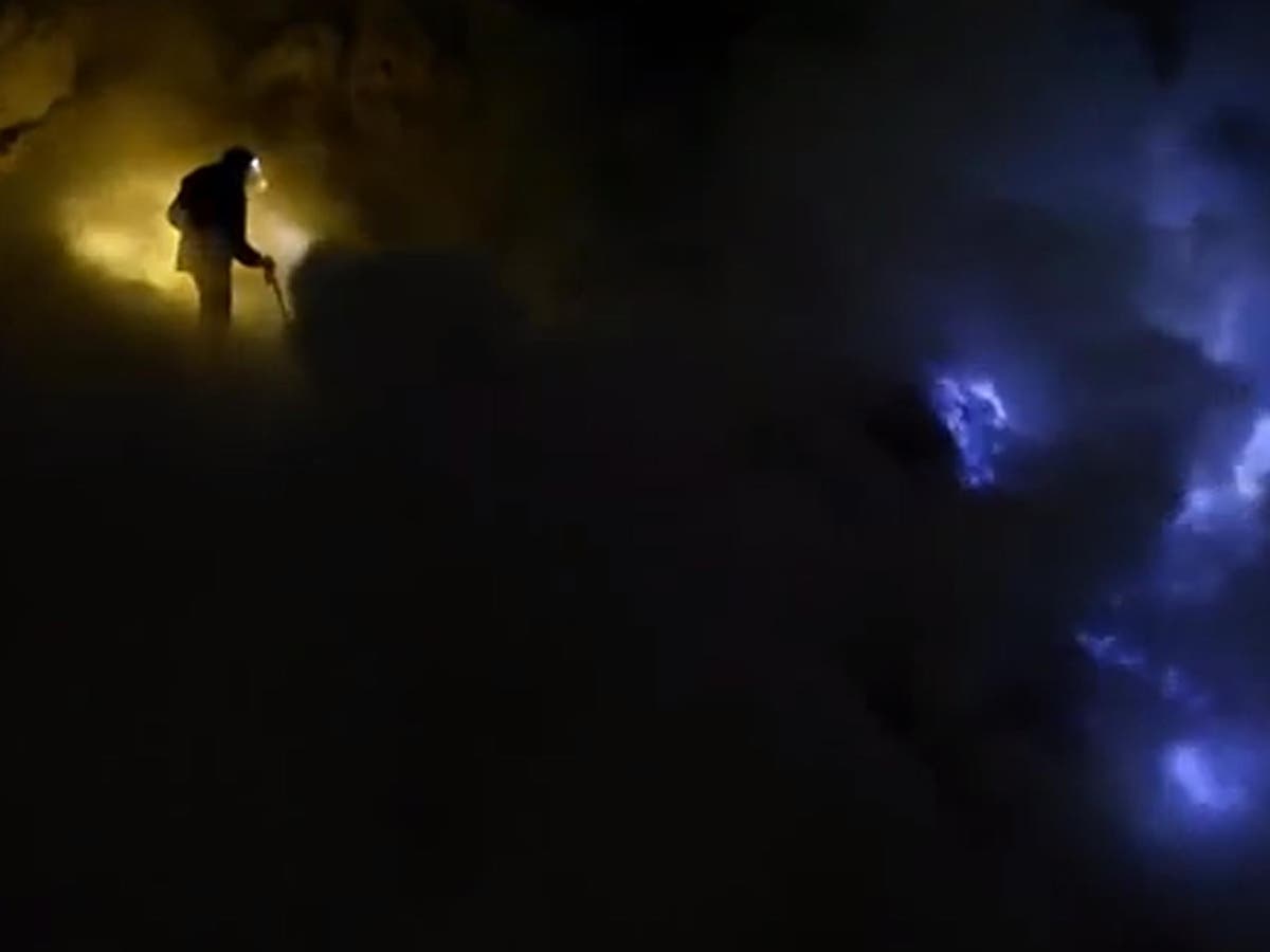 Video and pictures: The neon blue lava flows of Indonesia's Kawah Ijen ...