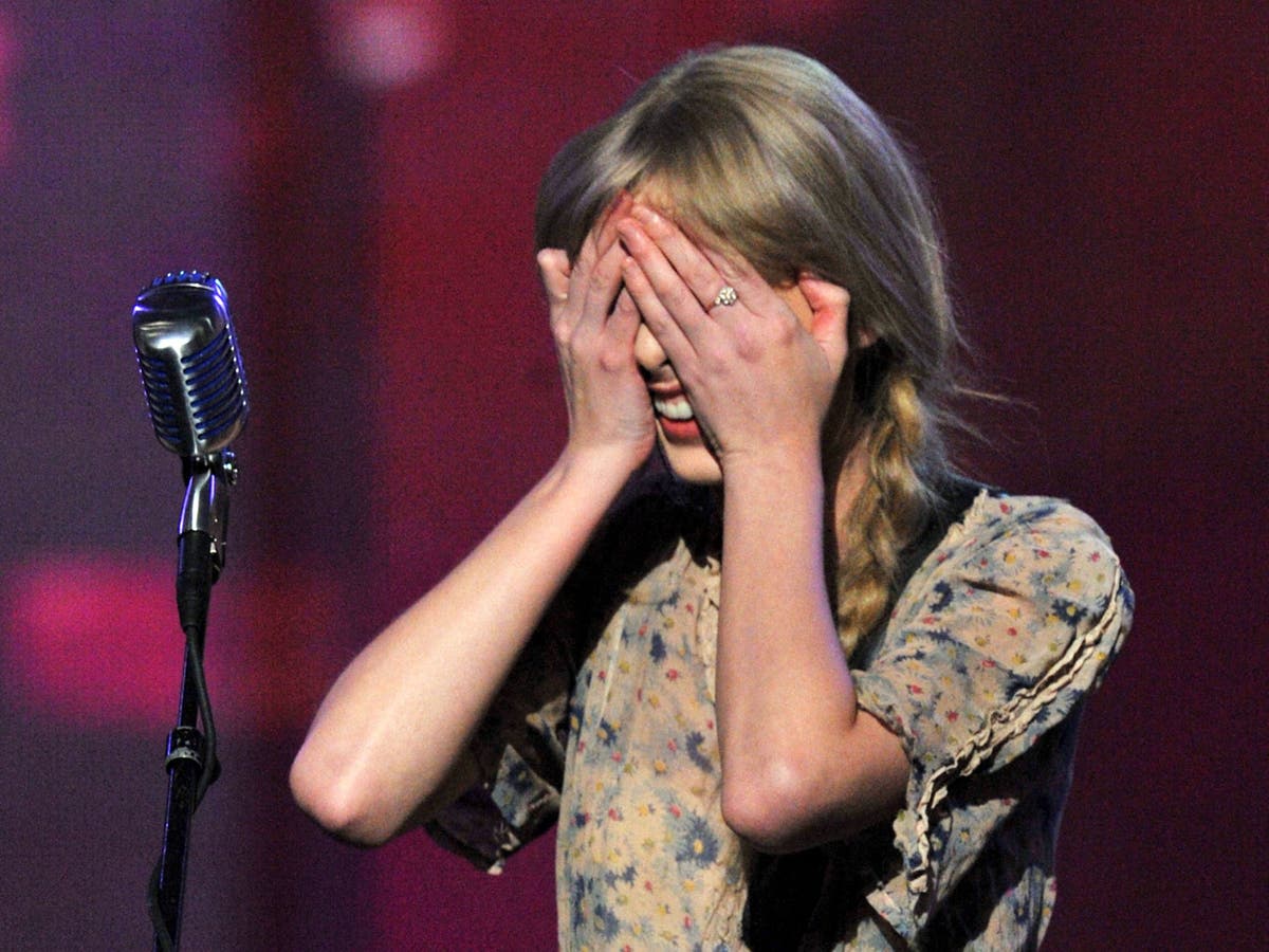 Taylor Swift shows off some dodgy dance moves, headbangs to a ballad ...