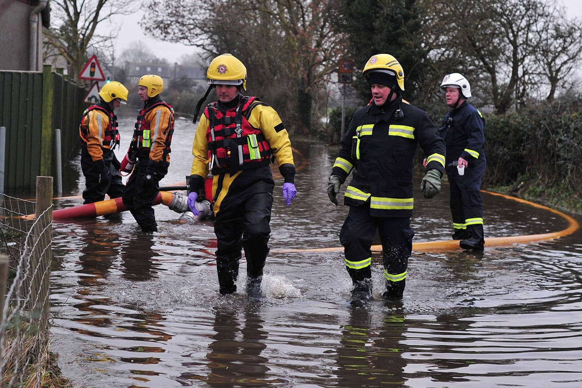 UK weather: South England and Wales braced for heavy rain, high tides ...