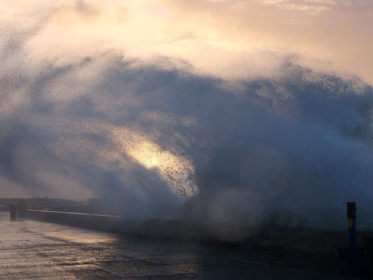 UK weather: Gale force winds up to 115 mph set to batter Britain as 250 ...