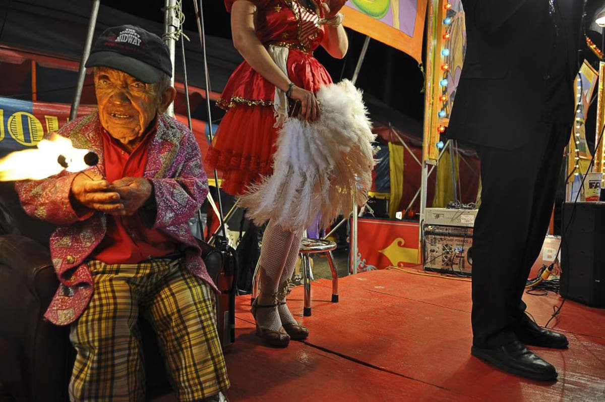 Portfolio: Christopher Chadbourne's shot of 3ft 7in showman 'Pete the ...