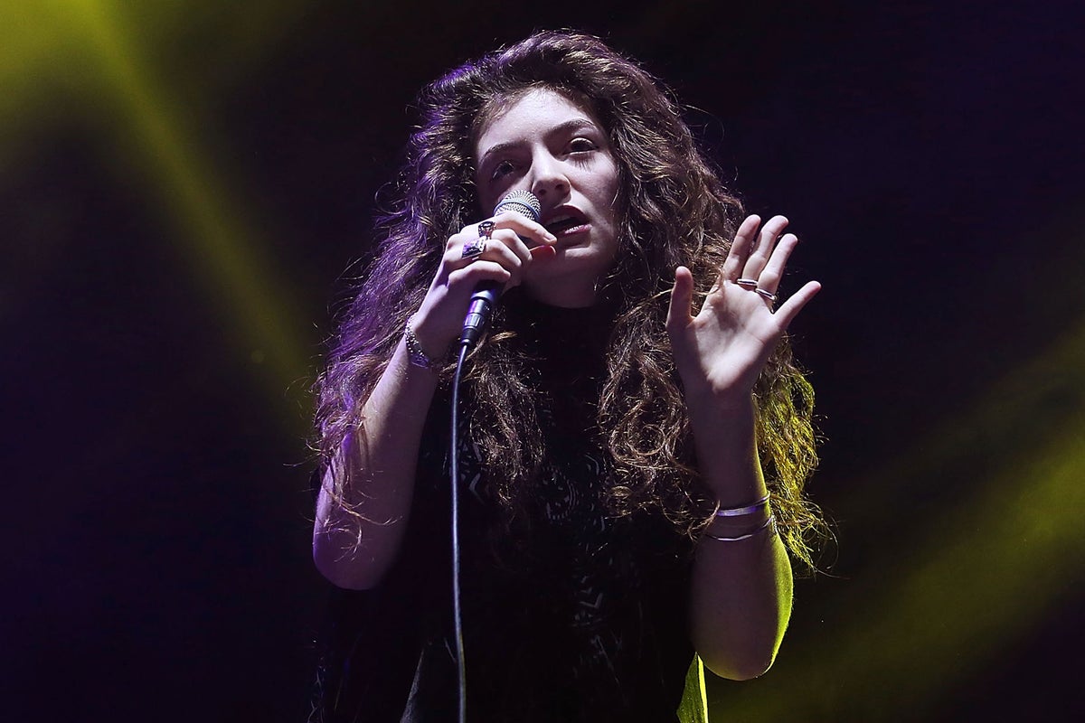 Lorde posts unedited photo on Twitter and calls out Photoshopping ...