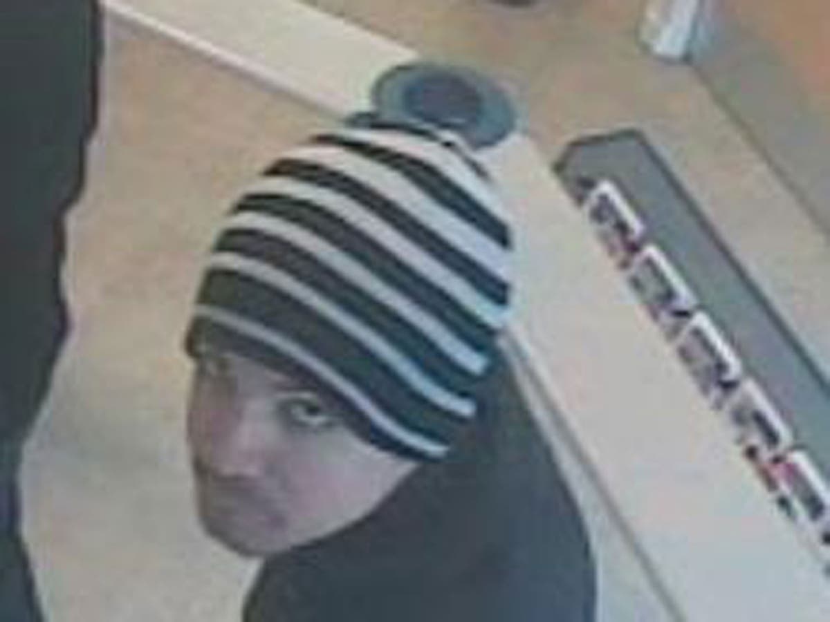 Police search for man who robbed bank with handwritten note | The ...