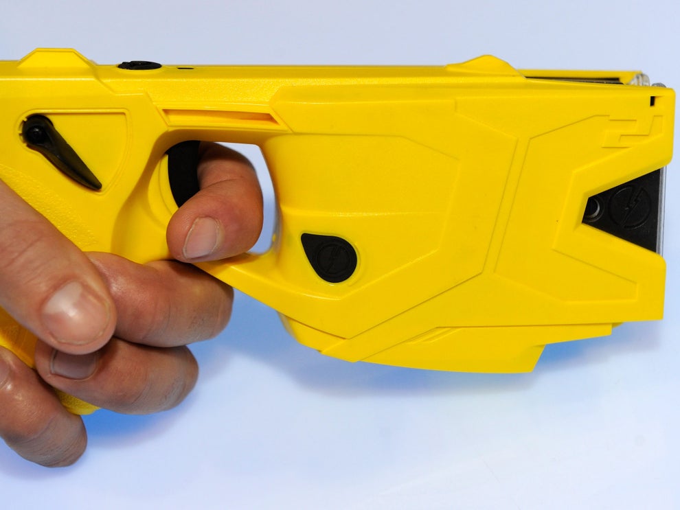 Video shows naked man being tasered for throwing underwear at police ...