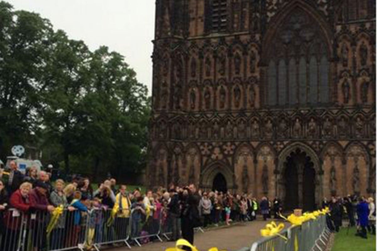 Stephen Sutton funeral: Hundreds of mourners pay tribute at public ...