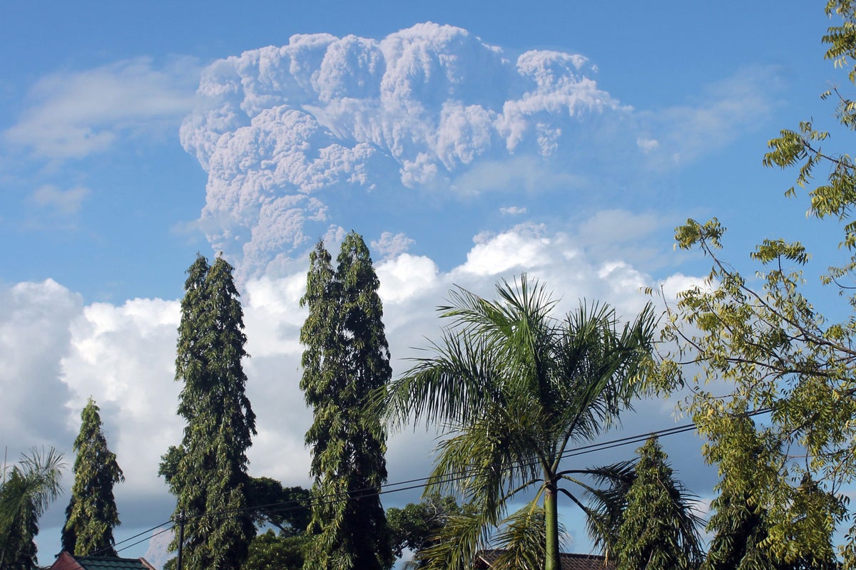 Massive Indonesian volcano eruption grounds flights | The Independent ...