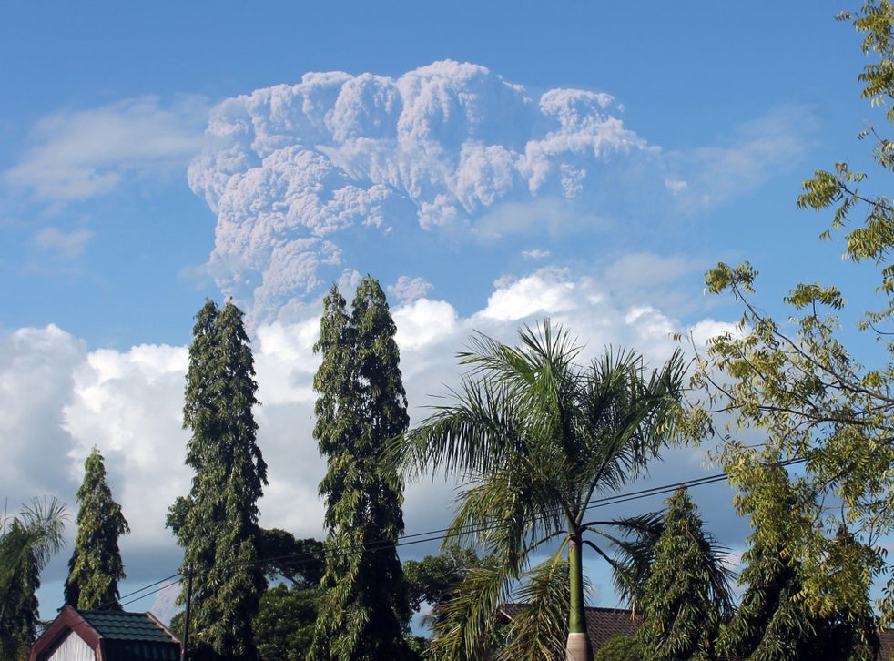 Massive Indonesian volcano eruption grounds flights | The Independent ...
